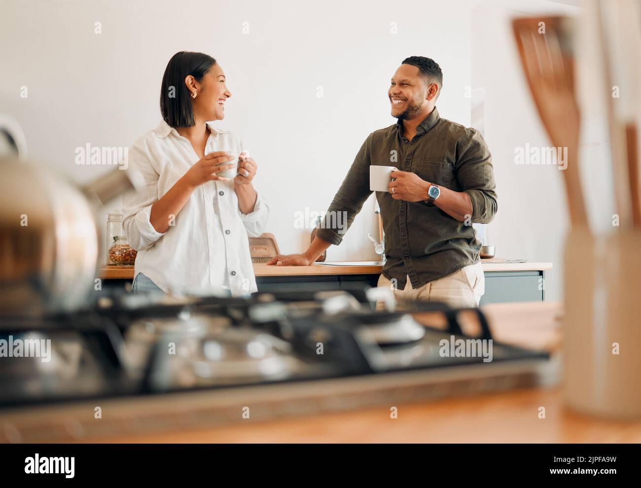 Couple aimant boire du café et parler, se lier et s'amuser tout en ...