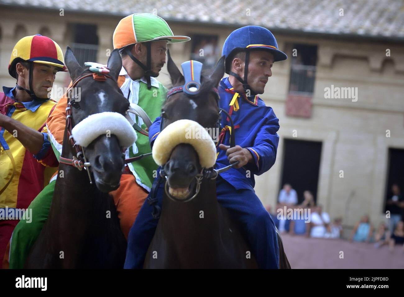 Sienne, Italie. 17th août 2022. Jockeys concourent à la course de ...