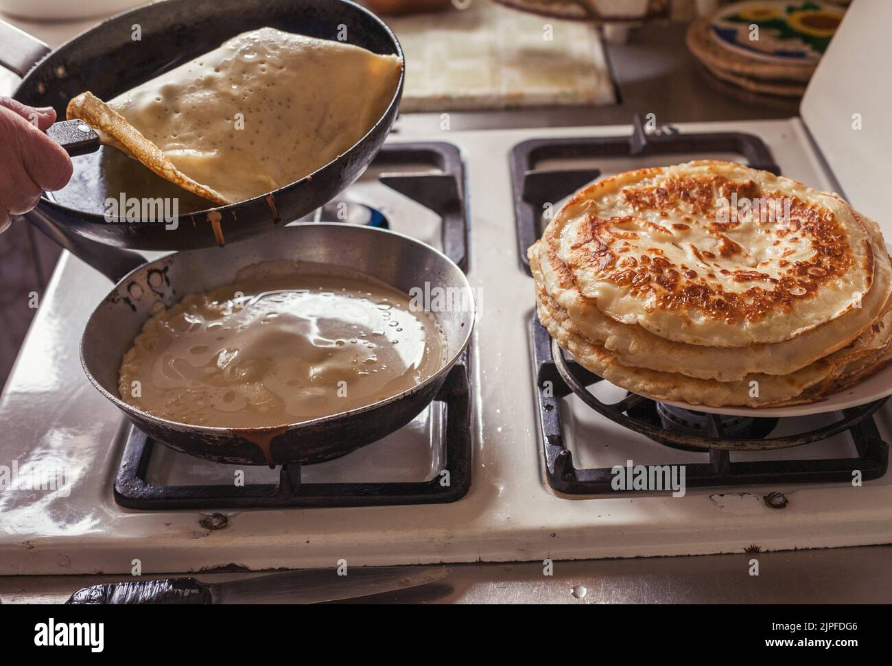 Femme qui prépare des crepes Banque de photographies et d’images à ...