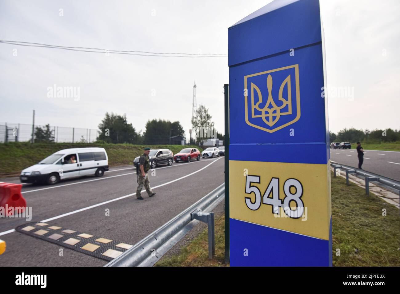 Poste frontalier avec l'image du Trident (armoiries de l'Ukraine) au ...