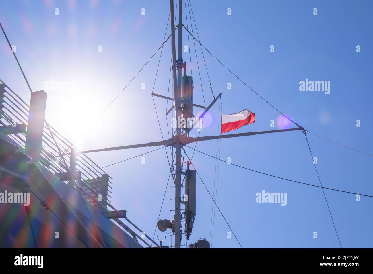 Drapeau de la Pologne agitant sur le mât de pavillon du navire. Drapeau ...