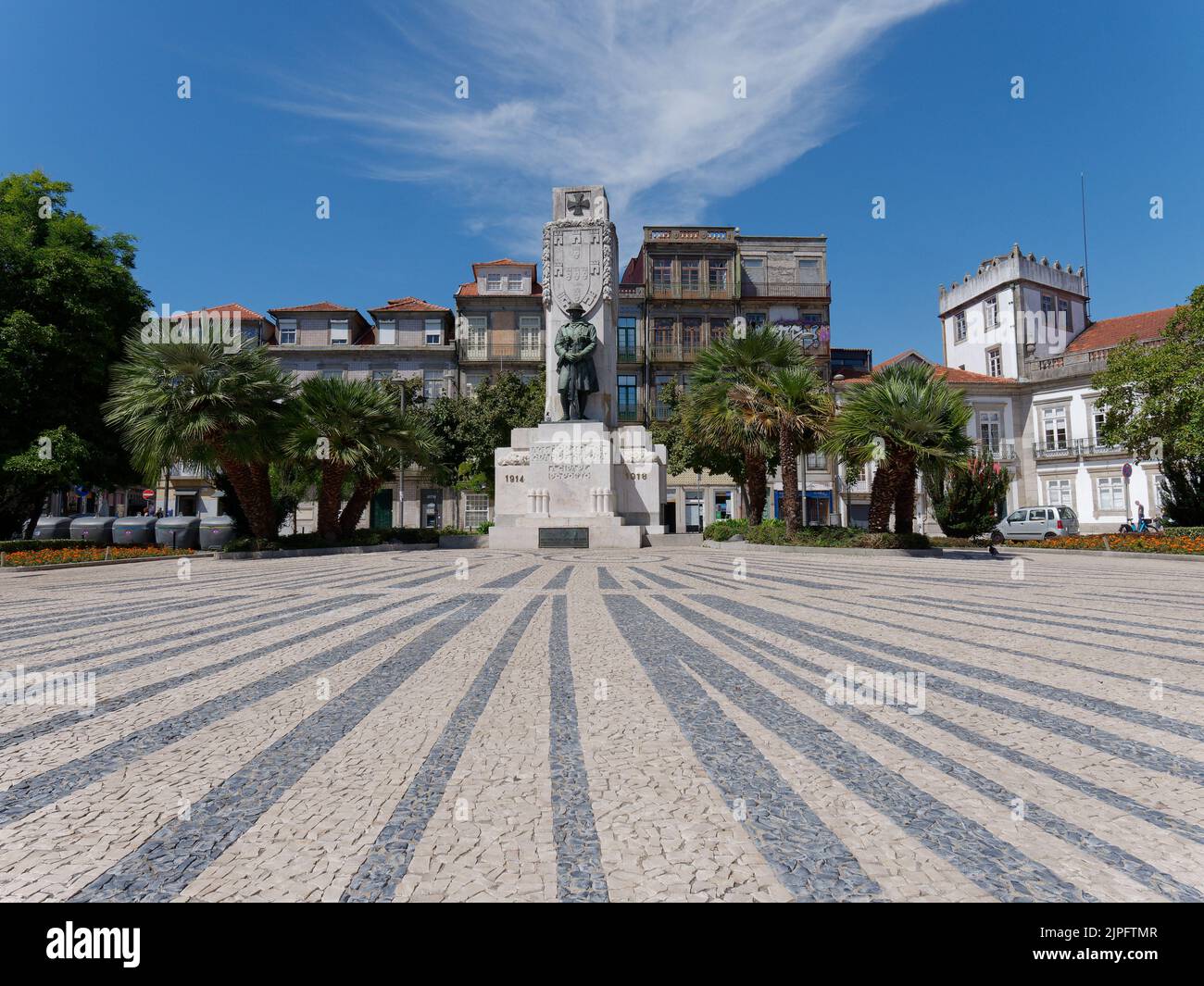 Praca de Carlos Alberto à Porto avec son sol rayé et son Mémorial de la ...
