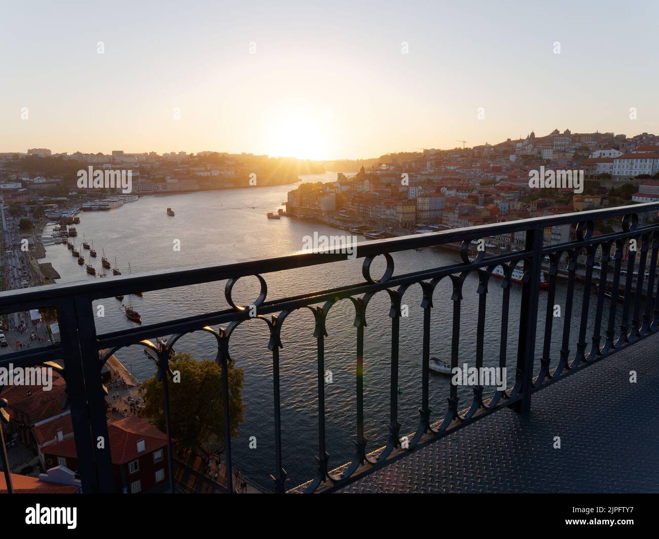 Vue imprenable depuis le pont Luis I du quartier Ribeira en bord de ...
