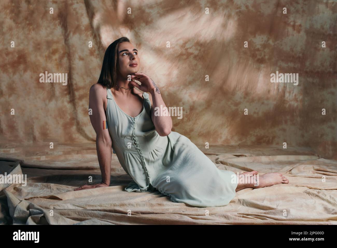 La personne qui se trouve dans la girouette touche le menton et regarde loin tout en étant ...