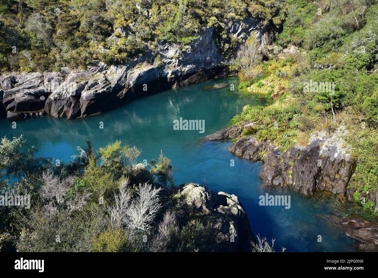 Eaux turquoise et calmes de la rivière Waikato près des rapides d ...