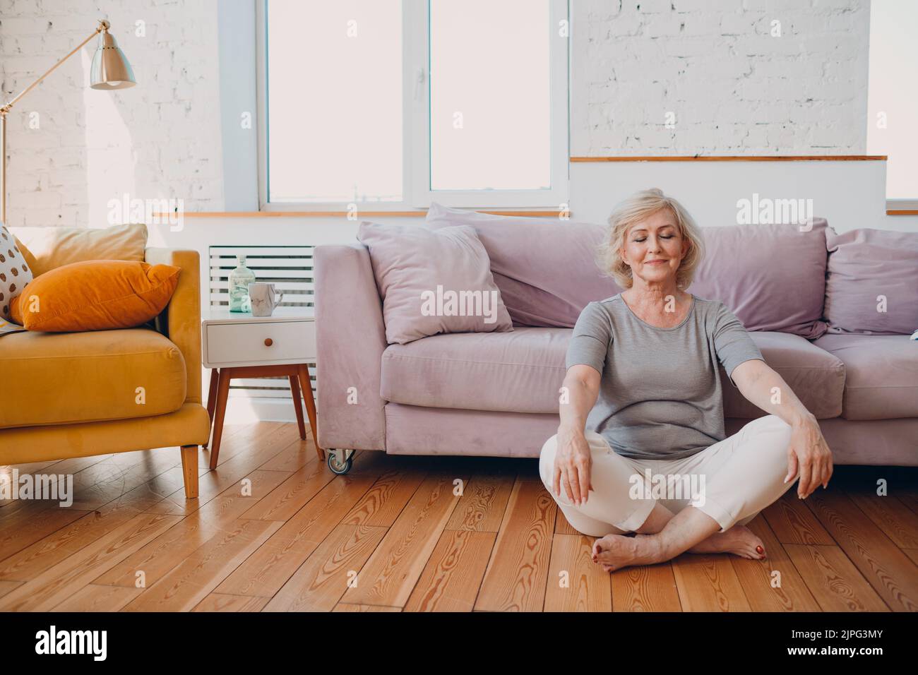 Old granny Banque de photographies et d’images à haute résolution - Alamy