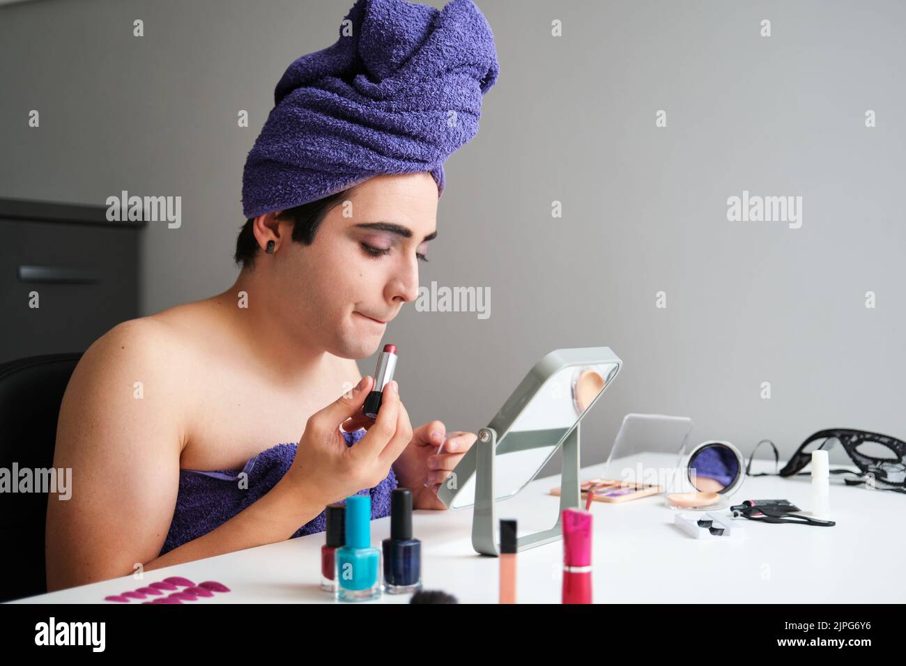 Homme transgenre Banque de photographies et d’images à haute résolution ...