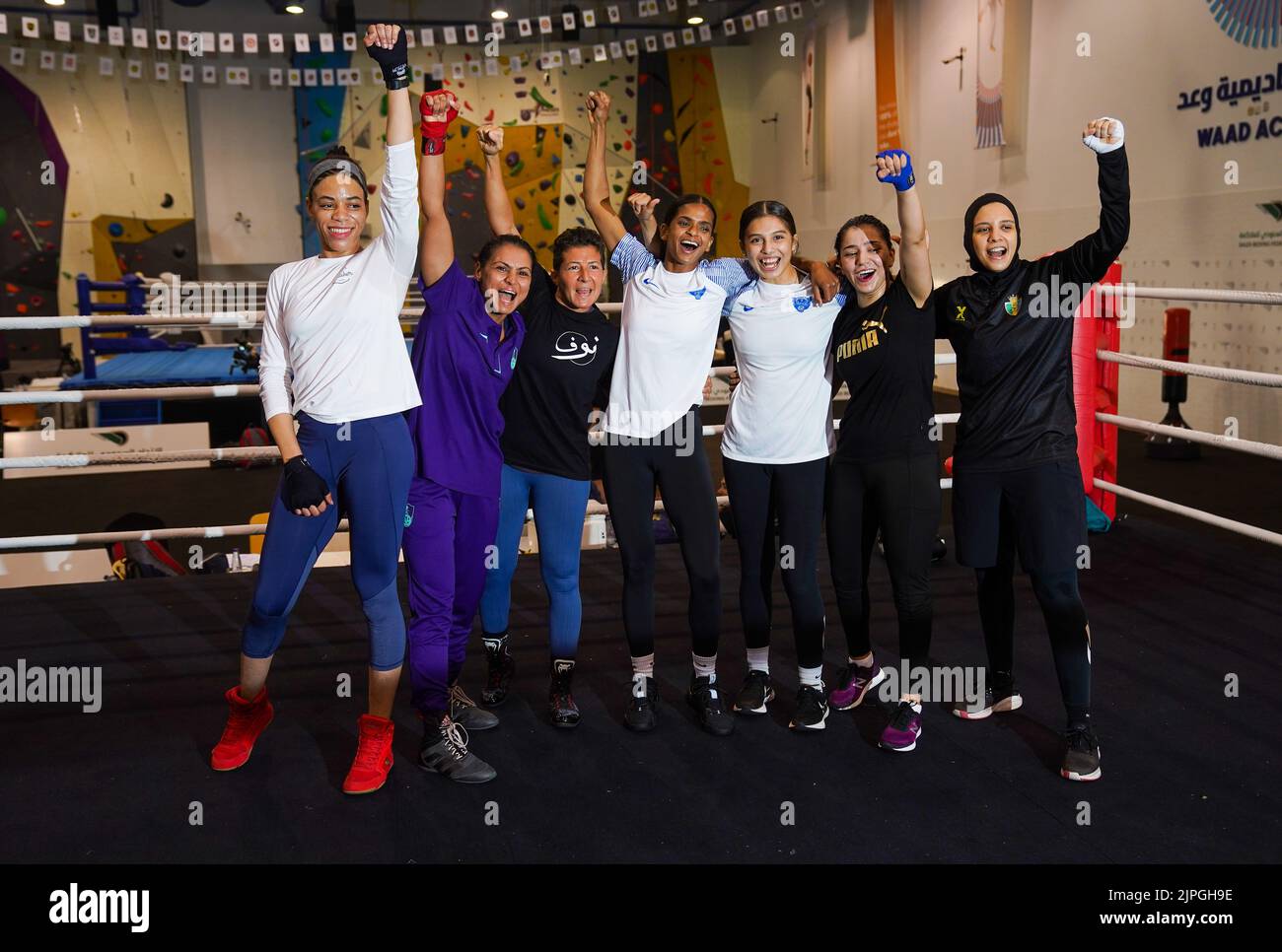 Ramla Ali (au centre) à l'académie de Waad, Jeddah, Arabie Saoudite ...