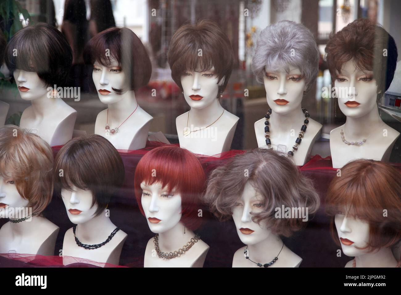 Perruque à la fenêtre Banque de photographies et d’images à haute ...