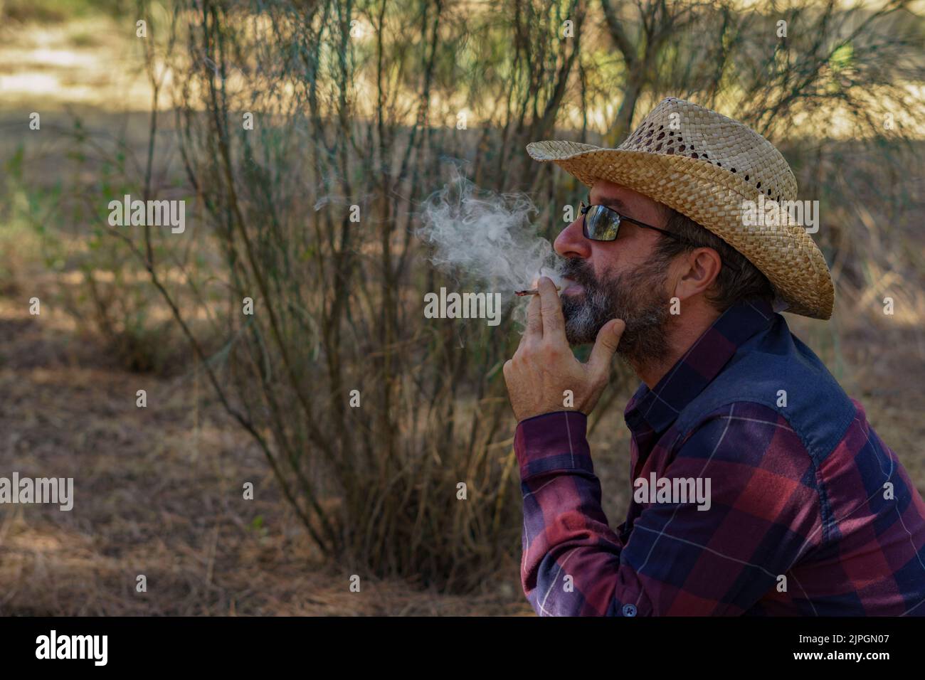 Cowboy cowboy hat smoking cigarette Banque de photographies et d’images ...