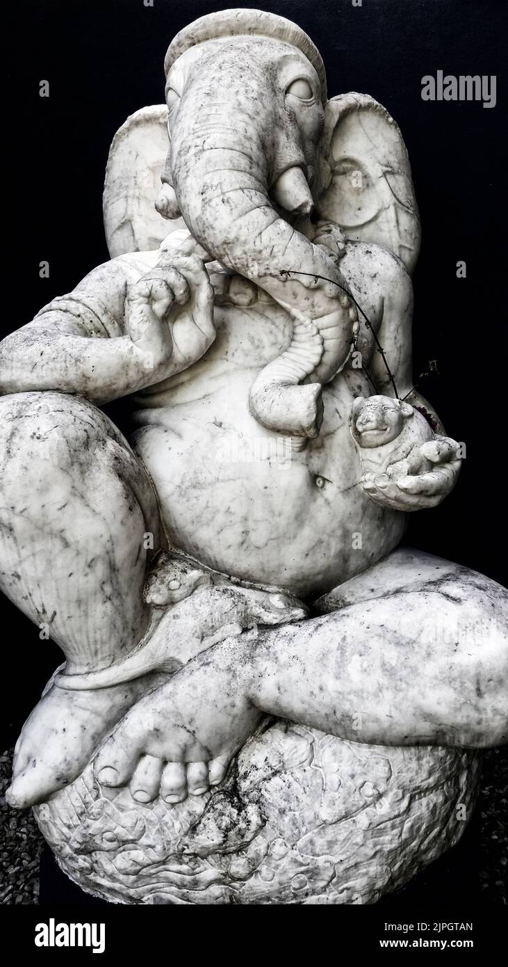 La statue de Ganesha, Seigneur du peuple, est le dieu hindou avec la ...