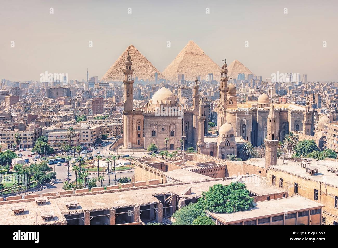 Pyramide au centre ville du caire Banque de photographies et d’images à ... Pyramide au centre ville du caire Banque de photographies et d’images à ...