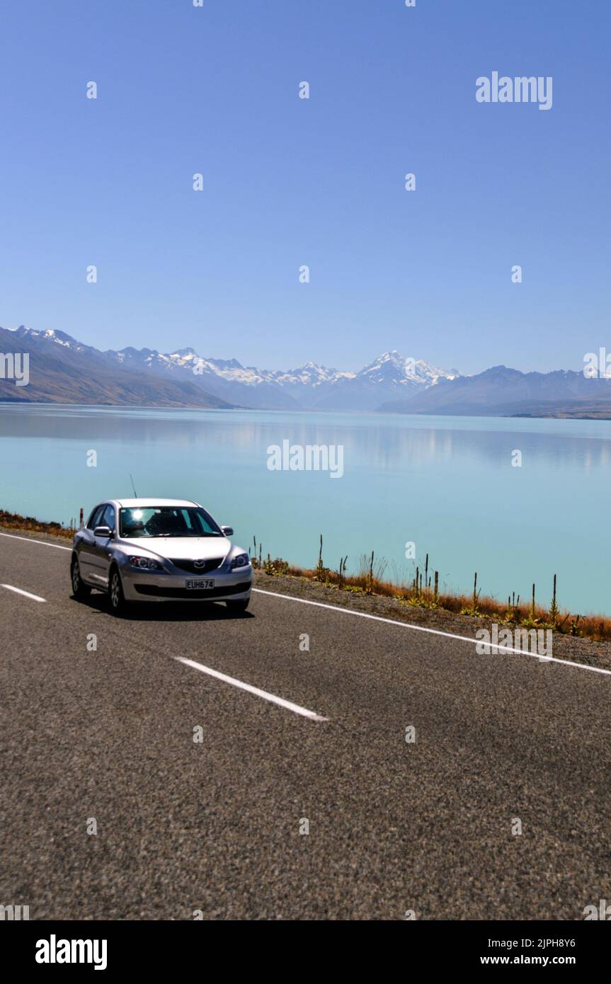 Une voiture sur la State Highway 8 longe la rive du lac Tekapo dans le ...