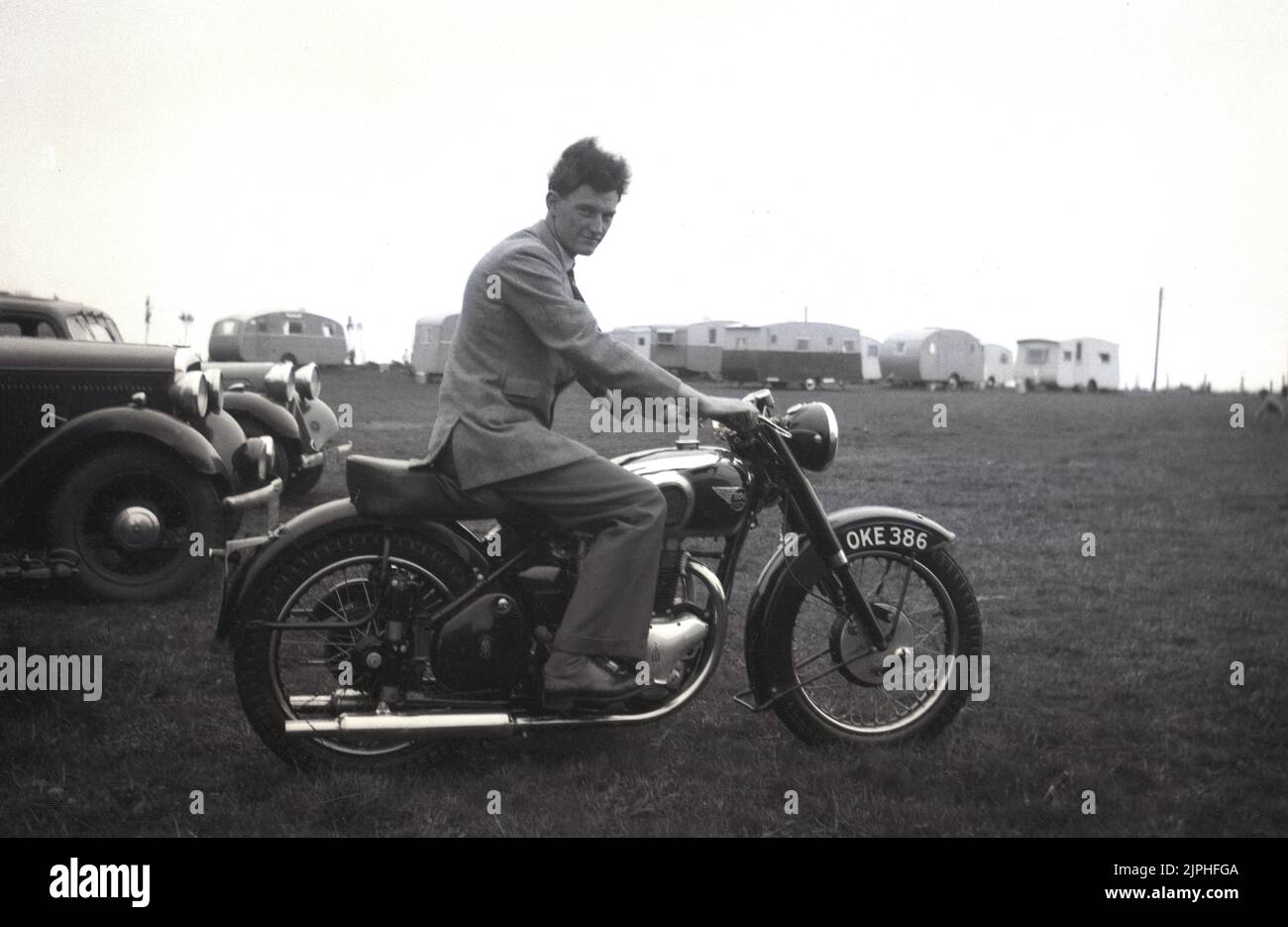 1950s, historique, un jeune homme assis sur une moto britannique de BSA ...