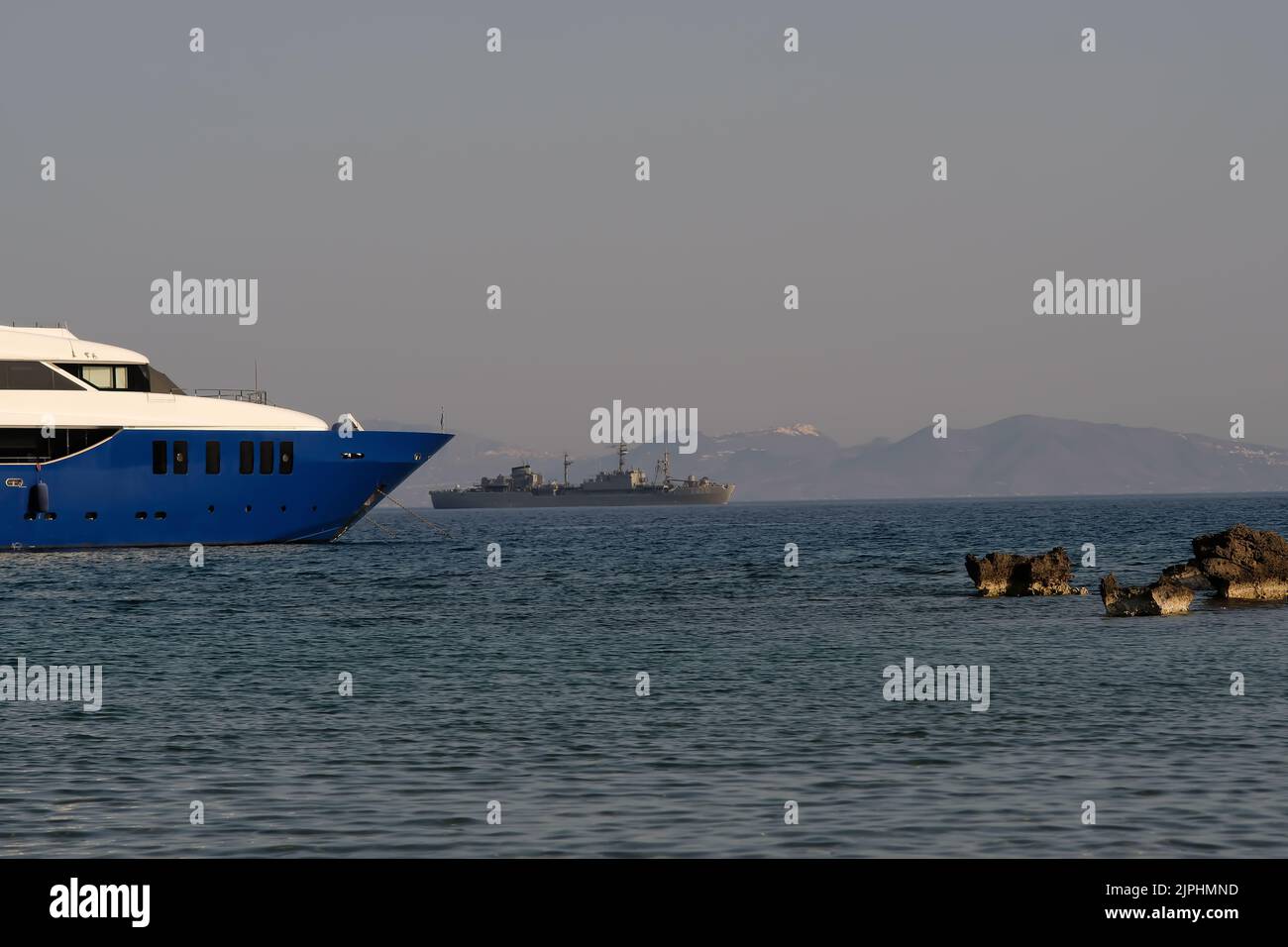 IOS, Grèce - 7 juin 2021 : vue rapprochée d'un magnifique yacht et d'un ...