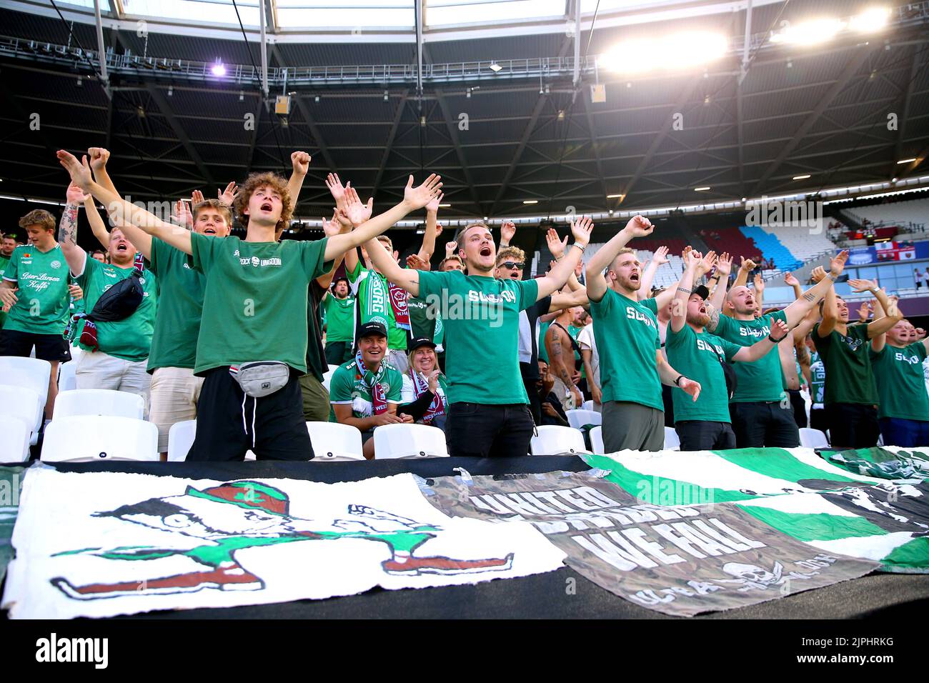 Viborg Fodsports Forening fans dans les stands avant le match de l'UEFA ...