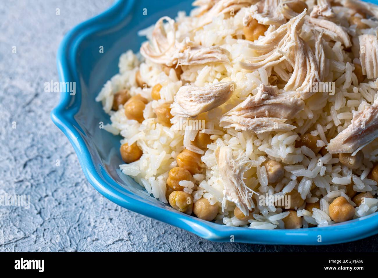 Délicieux plats traditionnels turcs ; riz aux pois chiches et poulet ...