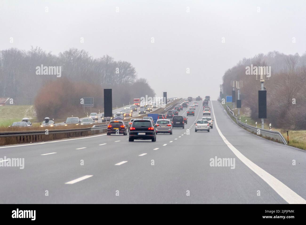 autoroute, circulation routière, autoroute à plusieurs voies ...