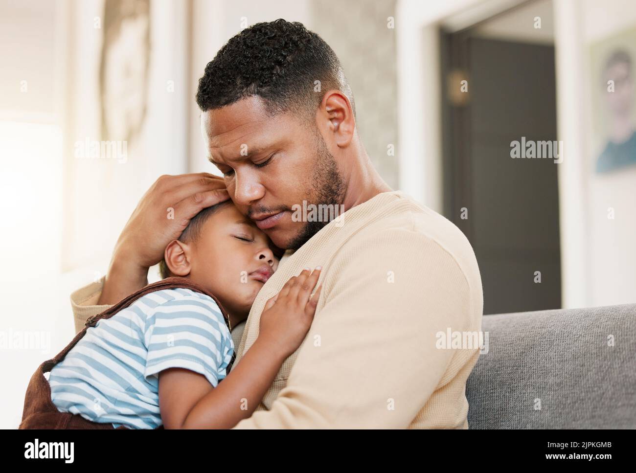 Enfant endormi et fatigué avec un père attentionné tenant son fils ...