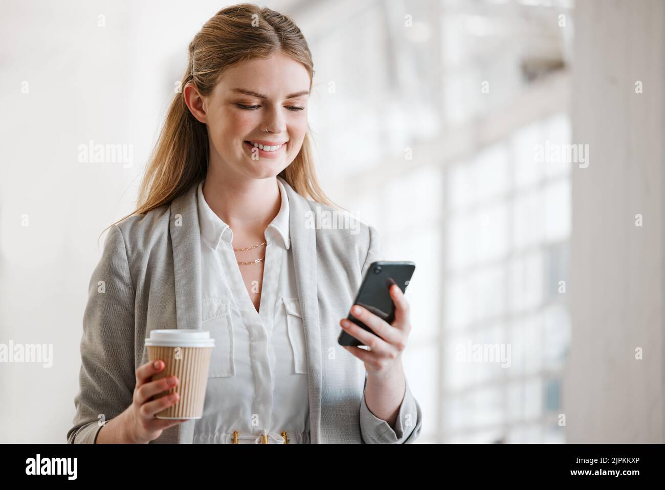 Téléphone, café et en ligne d'un jeune employé textant sur un ...