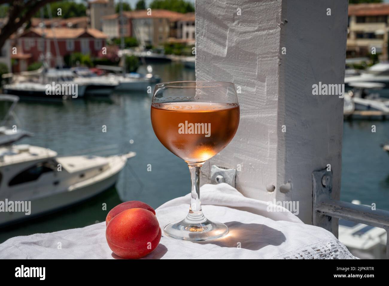 Boire du vin de rose froid de Provence aux abricots rouges et vue sur ...