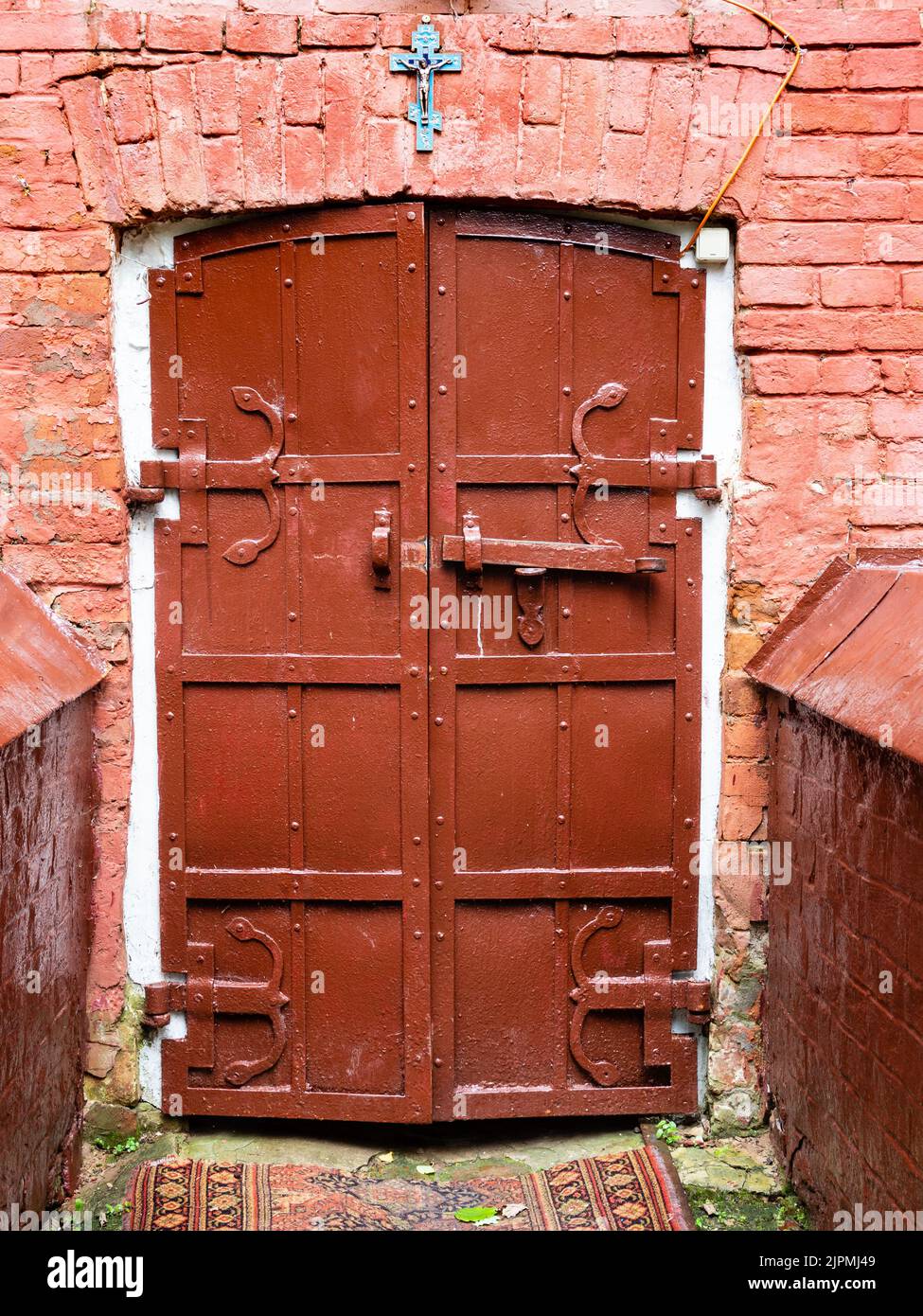 Porte en fer forgé à l'entrée du sous-sol de l'église rurale Sauveur ...
