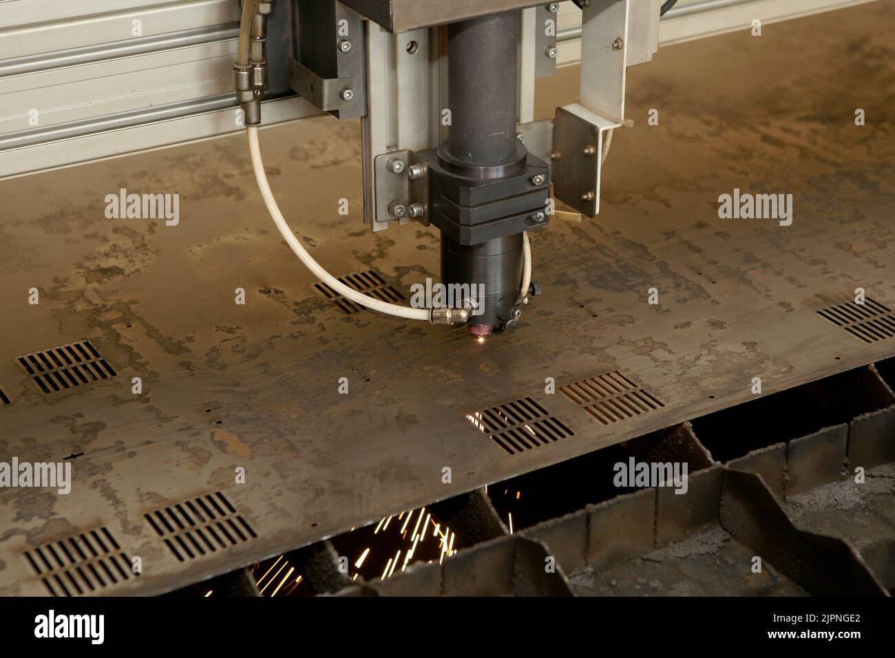 Découpe au plasma la machine CNC coupe des matériaux métalliques avec ...