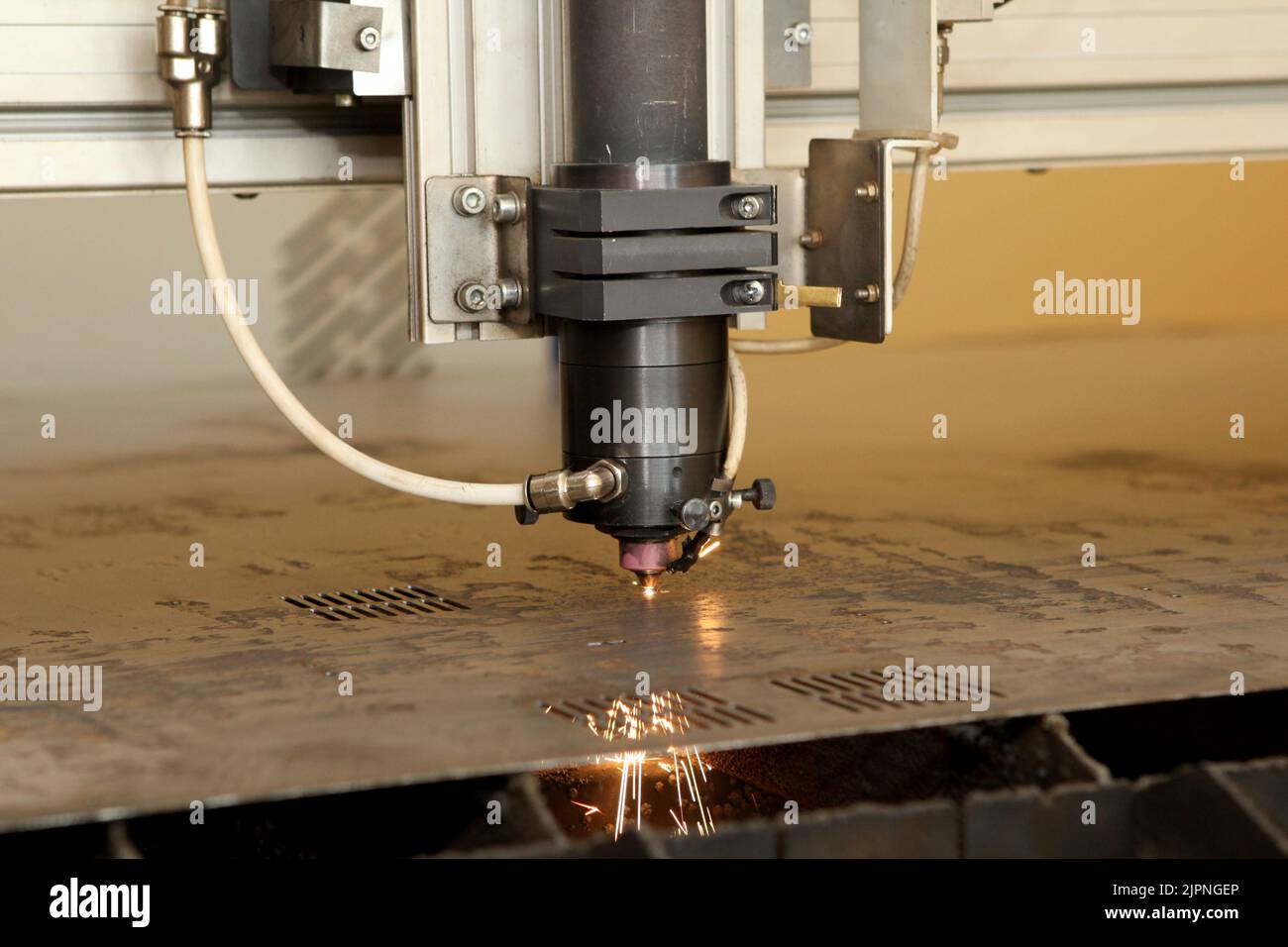 Découpe au plasma la machine CNC coupe des matériaux métalliques avec ...