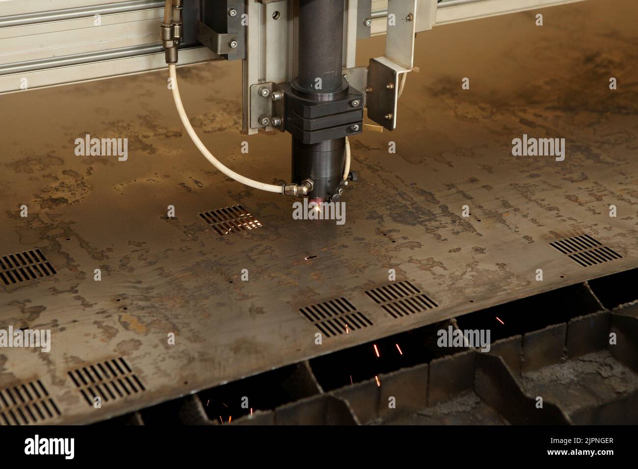 Découpe au plasma la machine CNC coupe des matériaux métalliques avec ...