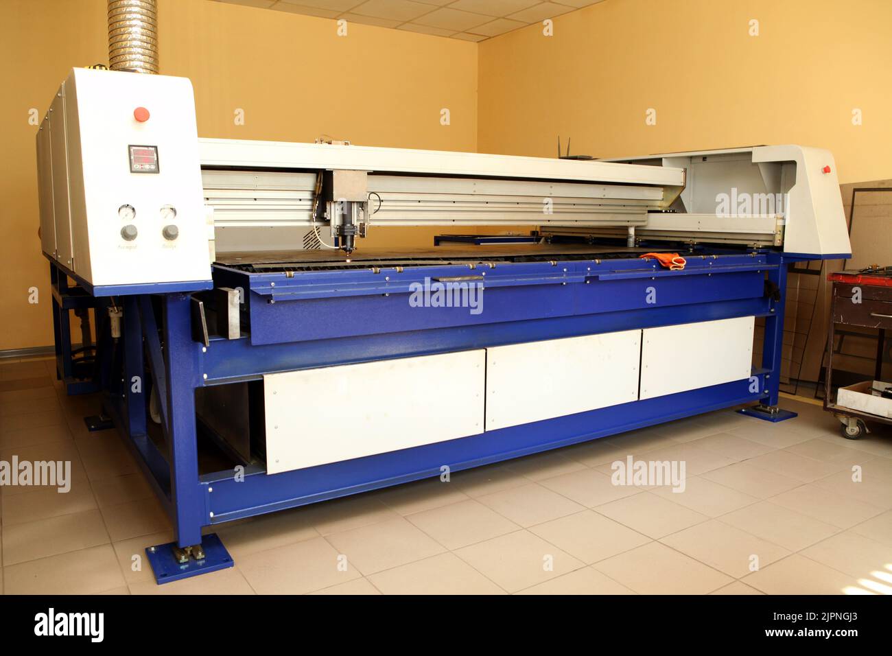 Découpe au plasma la machine CNC coupe des matériaux métalliques avec ...