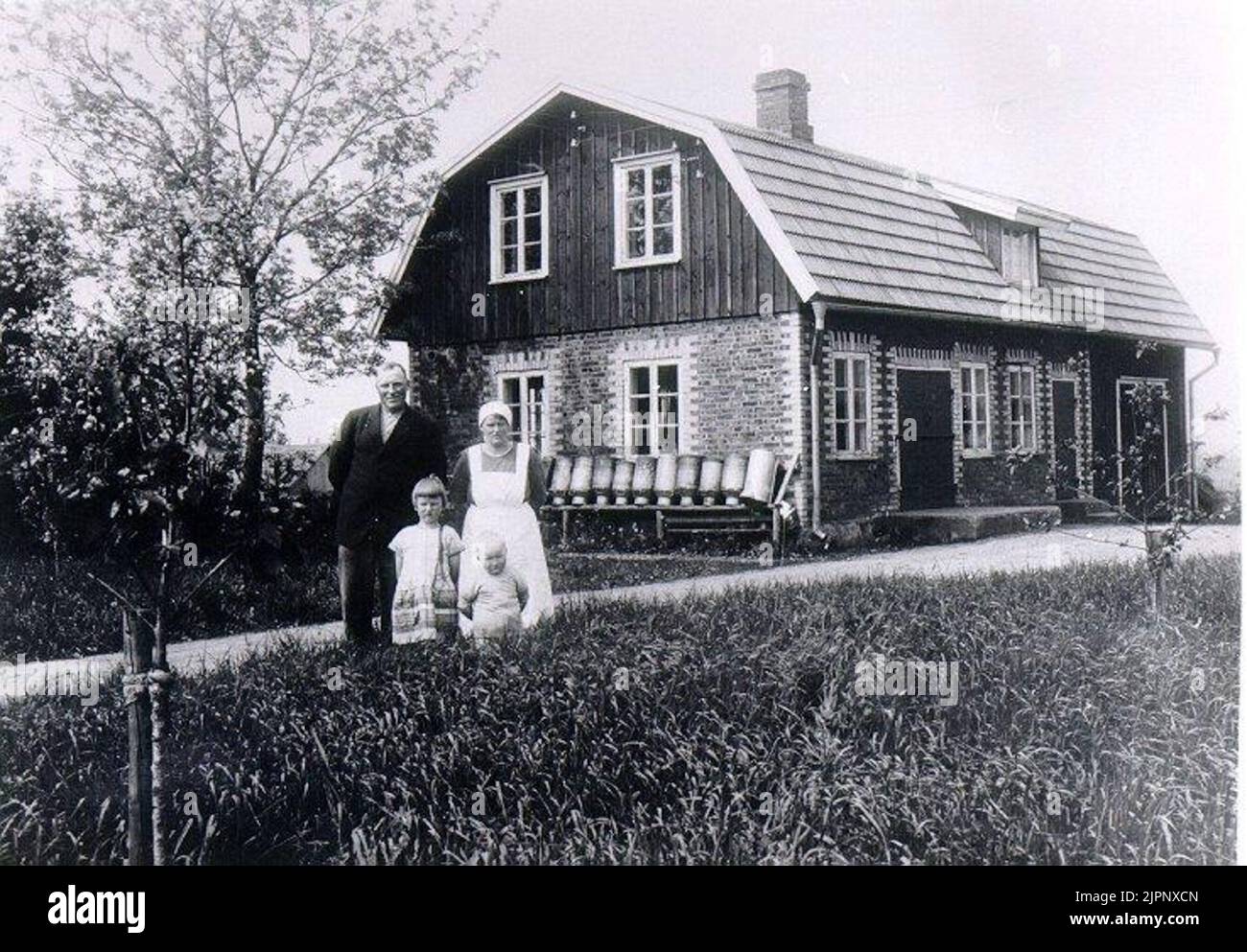 Smeby Dairy. La laiterie Gustav Eriksson avec sa femme Annie et les ...