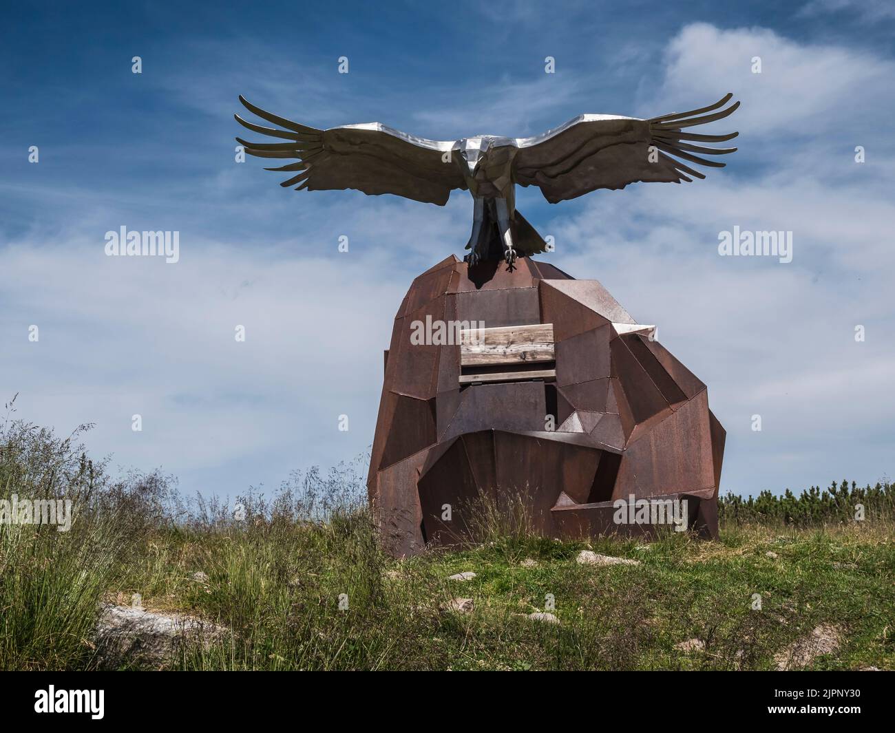 L'image est de la sculpture de l'aigle de Stein Adler à Filzen Alm en ...