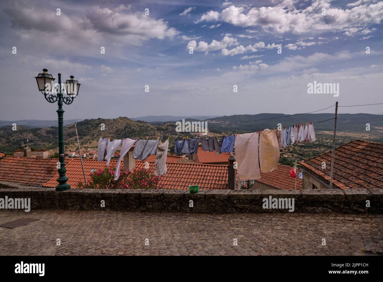 Journée de la lessive au 'village le plus portugais du Portugal' - village médiéval unique de ...
