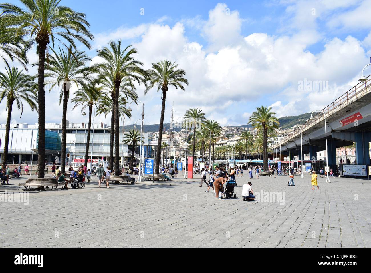 GÊNES, ITALIE - 15 AOÛT 2022: Voir un espace public dans le vieux port ...