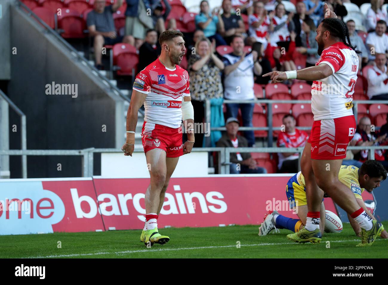 Saint Helens Tom Makinson célèbre son essai d'ouverture avec Saint ...