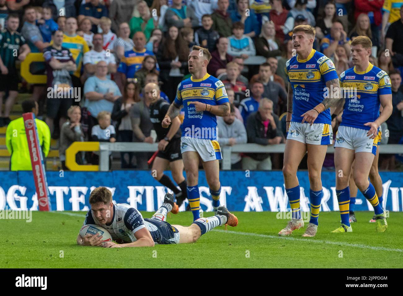 Riley Dean #27 de Warrington Wolves va plus pour un essai et fait le ...