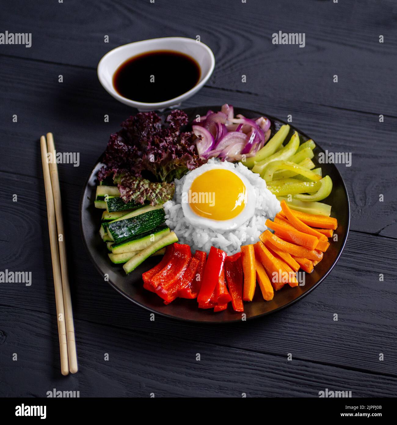 Gros plan sur un plat coréen, avec une variété de hors-d'œuvre avec des ...