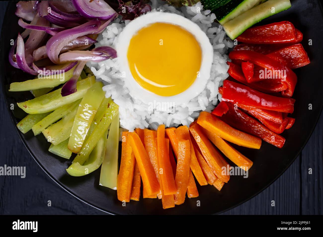 Gros plan sur un plat coréen, avec une variété de hors-d'œuvre avec des ...