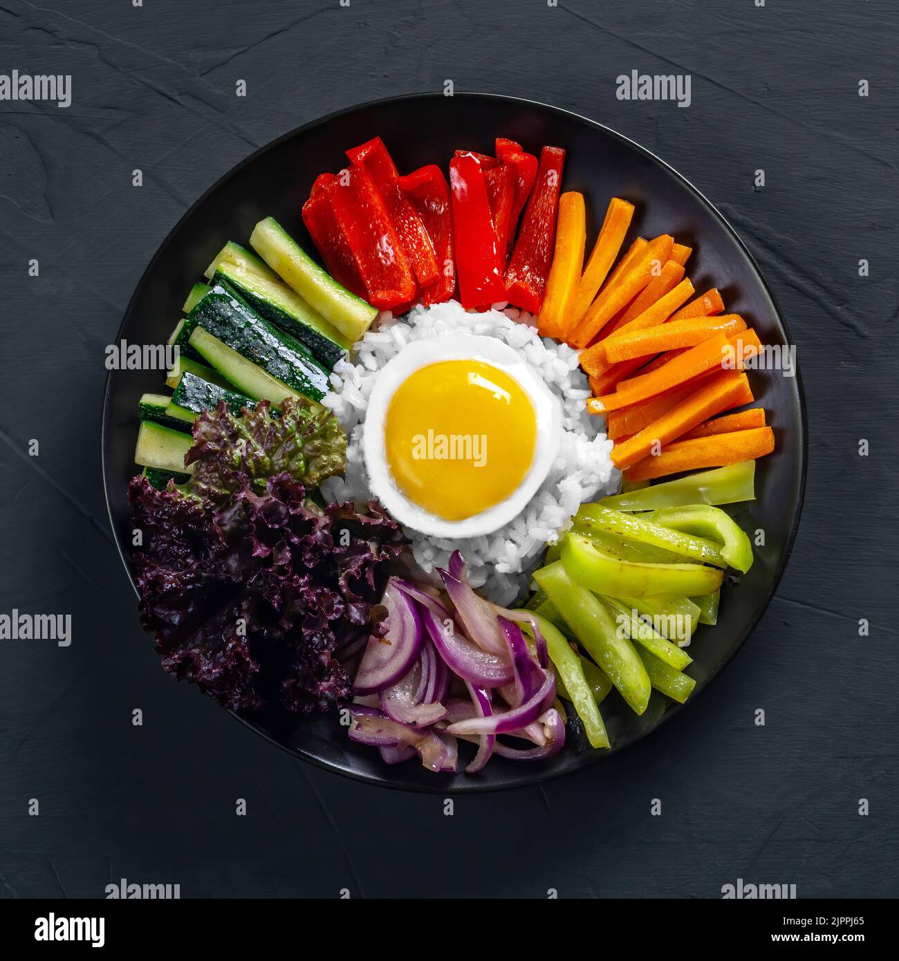 Gros plan sur un plat coréen, avec une variété de hors-d'œuvre avec des ...