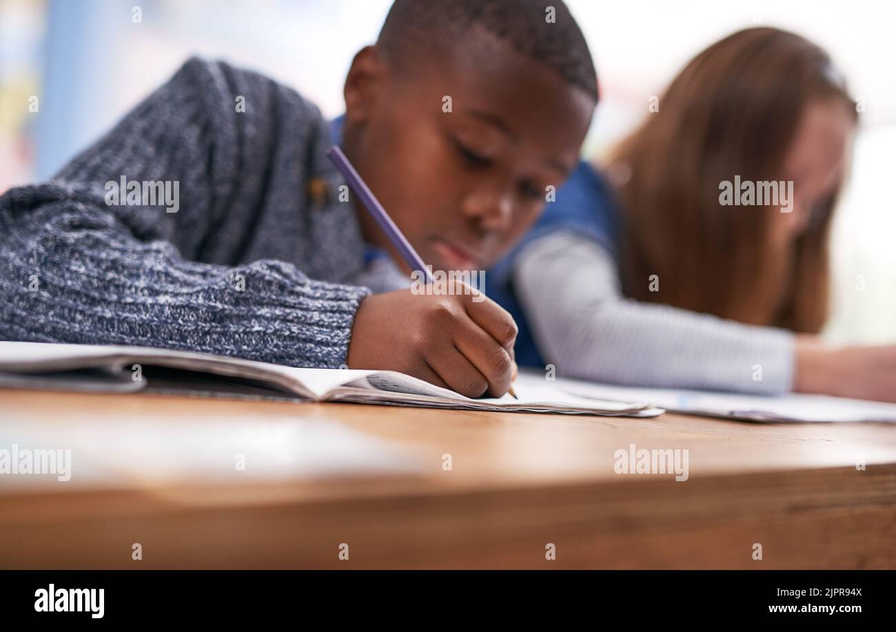 Enfant en classe à l'école primaire Banque de photographies et d’images à haute résolution ...