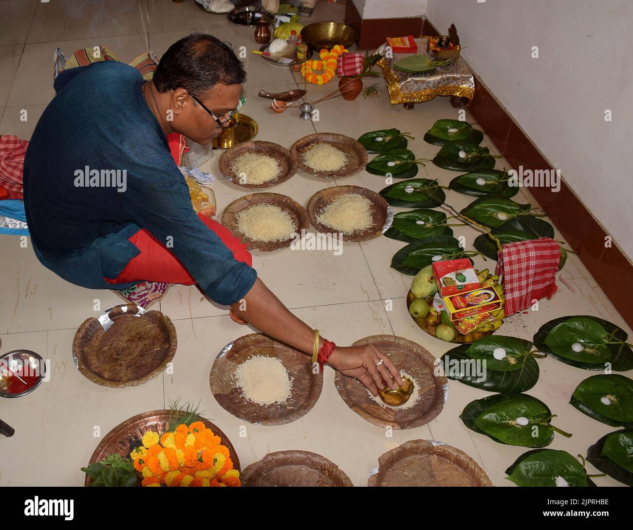 Hindu Pandit ou prêtre exécutant Pitru Paksha Pooja qui est fait pour se souvenir des ancêtres ...