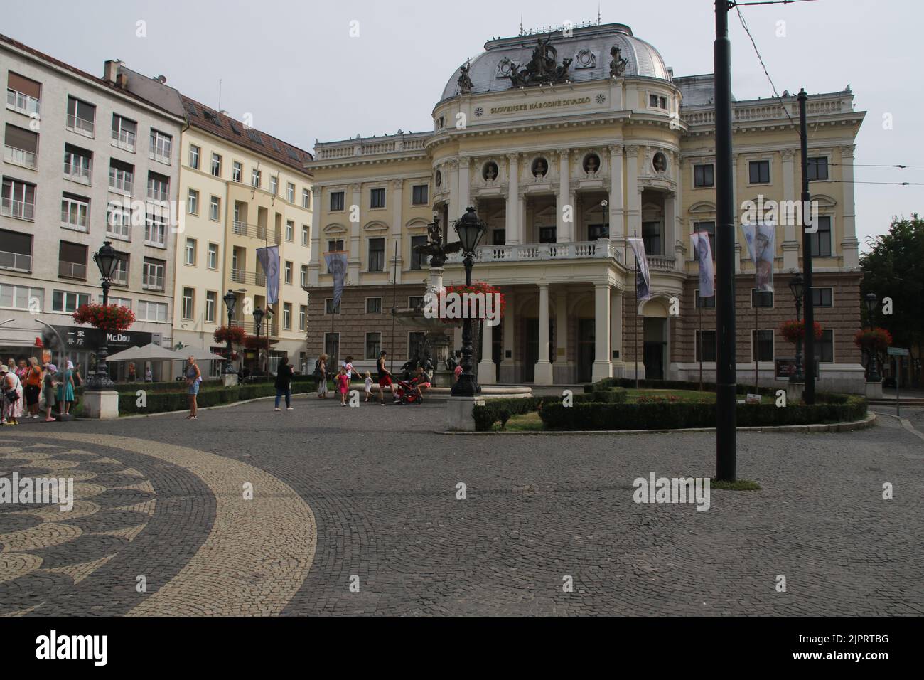 Bratislava opera house Banque de photographies et d’images à haute ...