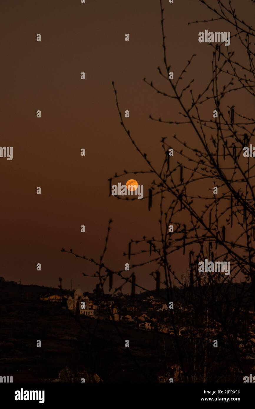 Pleine lune jaune ciel rose Banque de photographies et d’images à haute ...