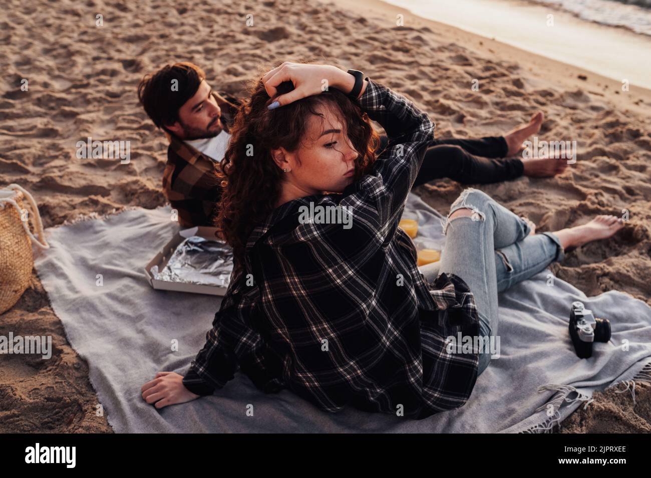 Plage de pique nique jeune couple Banque de photographies et d’images à ...