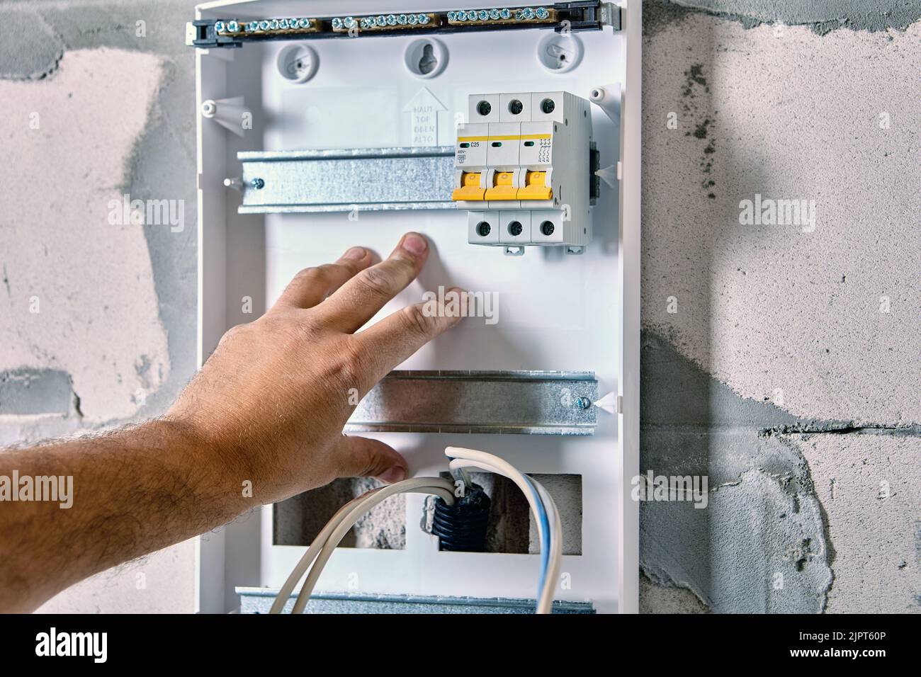 Fixation des disjoncteurs sur le montage sur rail DIN lors de l ...