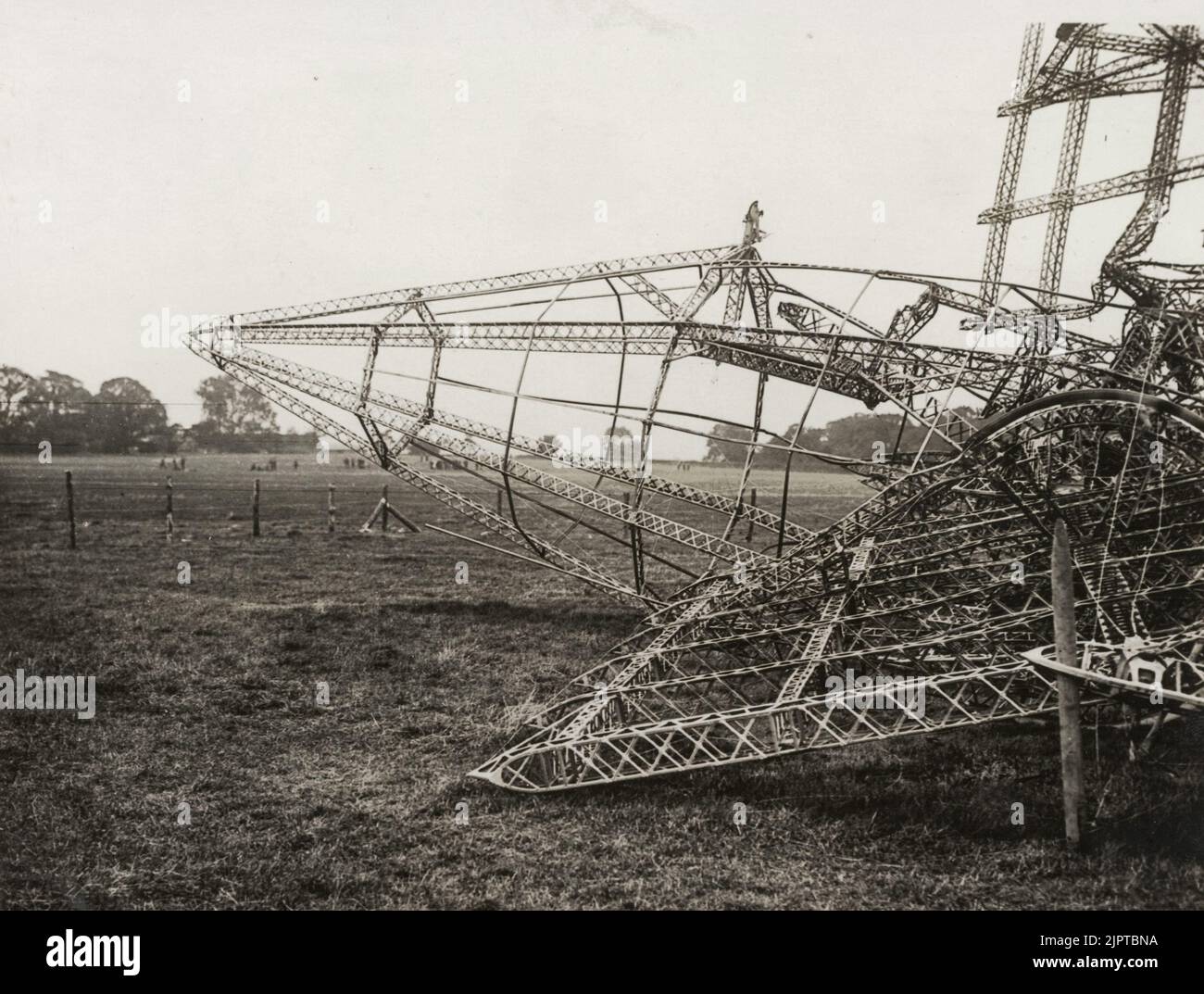 Les restes de Zeppelin LZ33 qui a été abattu lors d'un raid de ...