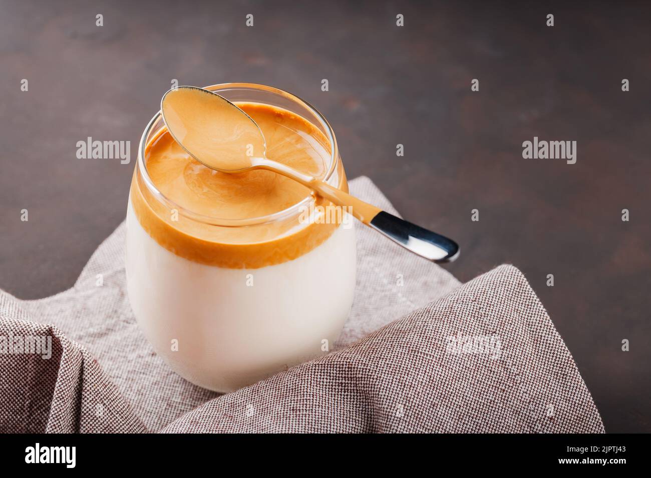 Café Dalgona fait maison sur fond sombre. Dalgona mousser le café avec ...