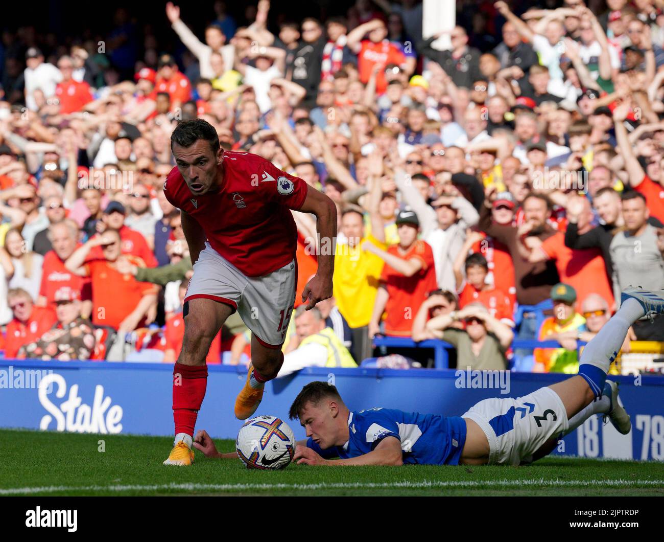 Harry Toffolo de Nottingham Forest (à gauche) et Nathan Patterson d ...