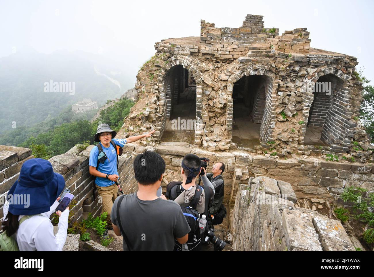 (220820) -- BEIJING, le 20 août 2022 (Xinhua) -- le chercheur Shang Heng (2nd L) explique les ...