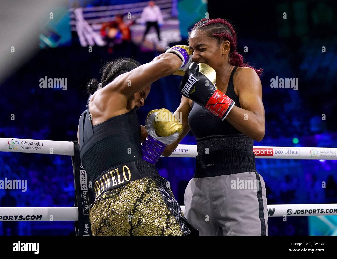 Ramla Ali (à gauche) en action contre Crystal Garcia Nova lors de leur ...